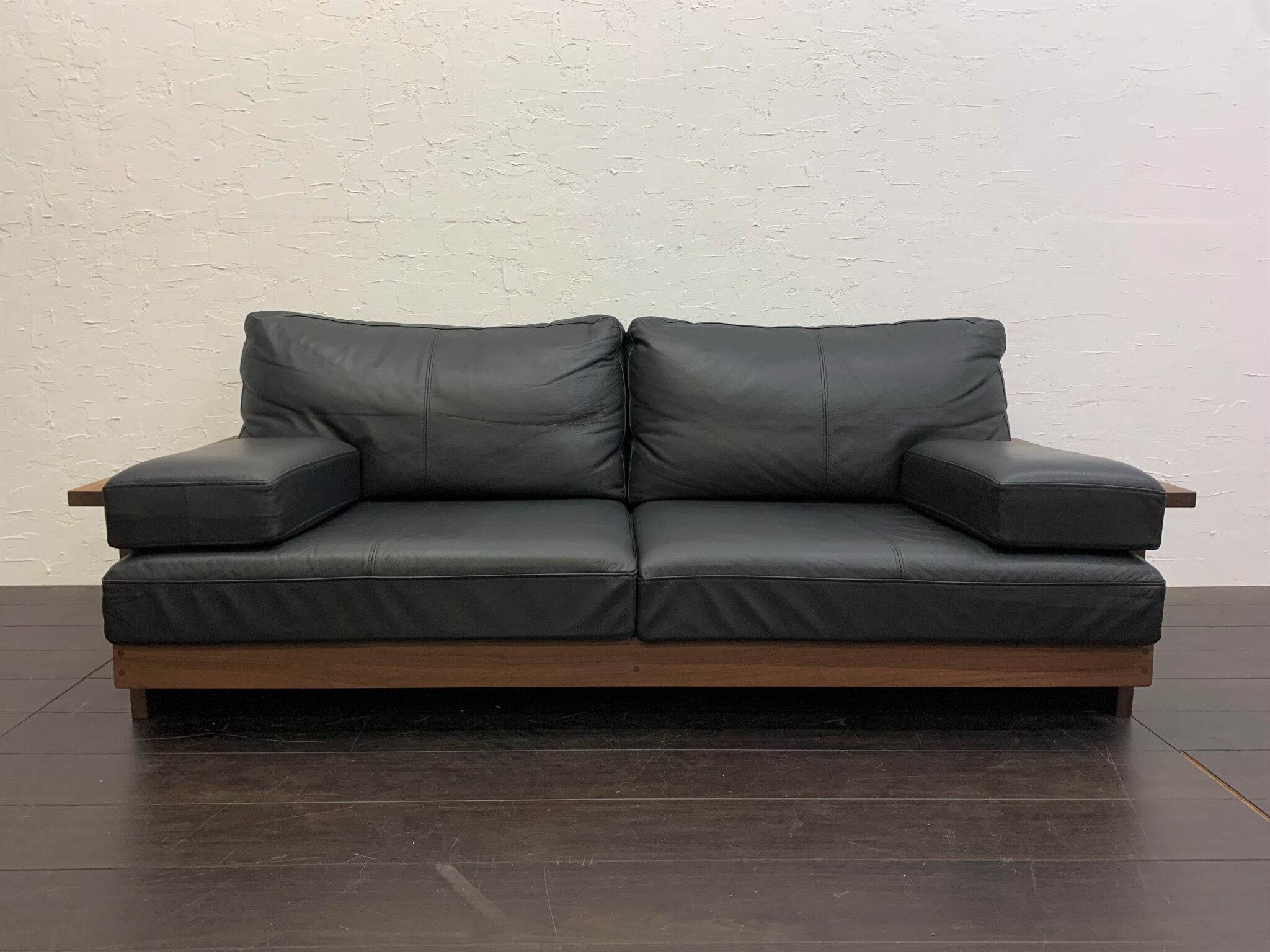 静岡県 浜松市 MASTERWAL BEAK マスターウォール ビークソファ 2Pソファ 44万 本革 ウォールナット 買取しました！ - 出張買取 | 東京・神奈川のエコロジスタリユース